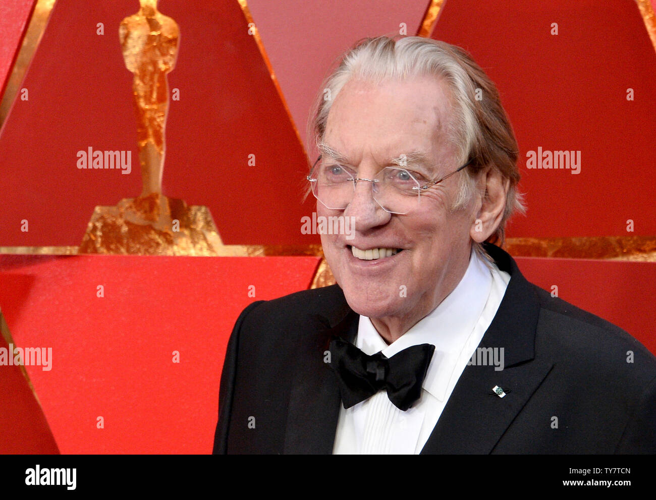 Actor Donald Sutherland arrives on the red carpet for the 90th annual ...