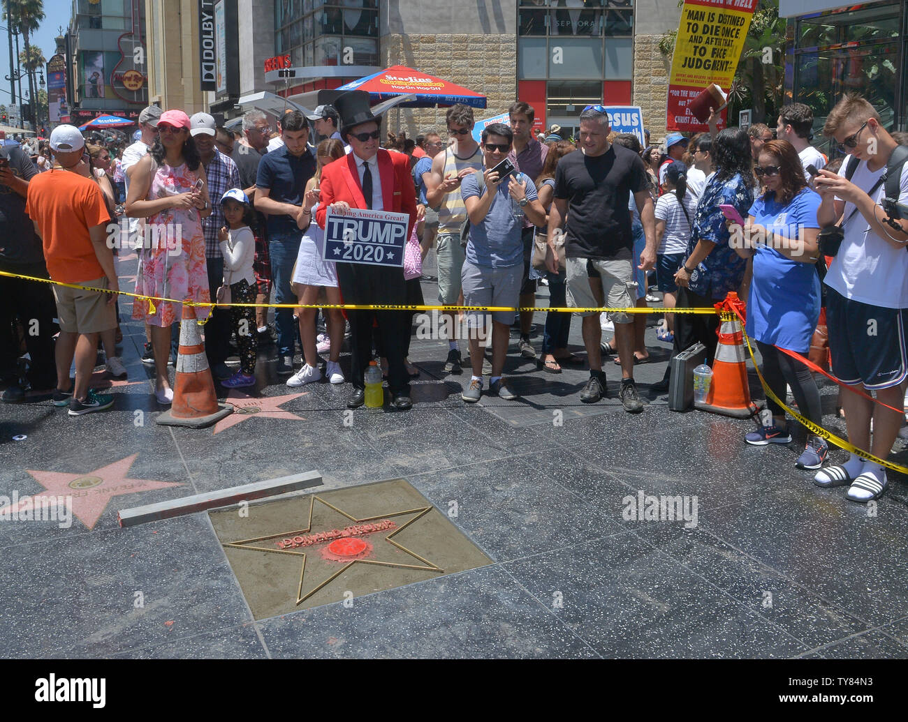 Workers replace Donald Trump's star on the Hollywood Walk of Fame after ...