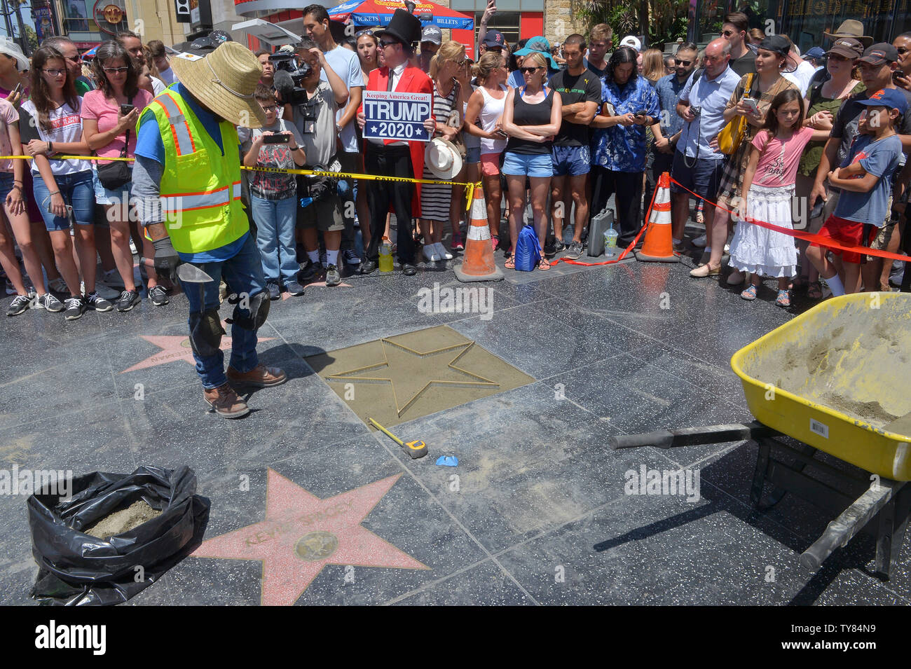 Workers replace Donald Trump's star on the Hollywood Walk of Fame after ...