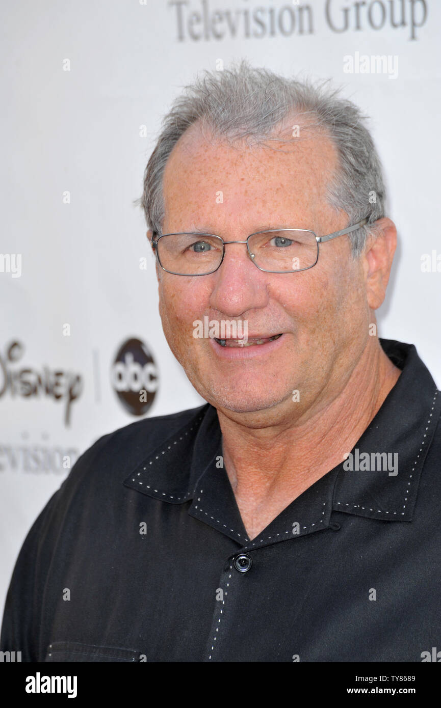 Ed o'neill modern family hi-res stock photography and images - Alamy