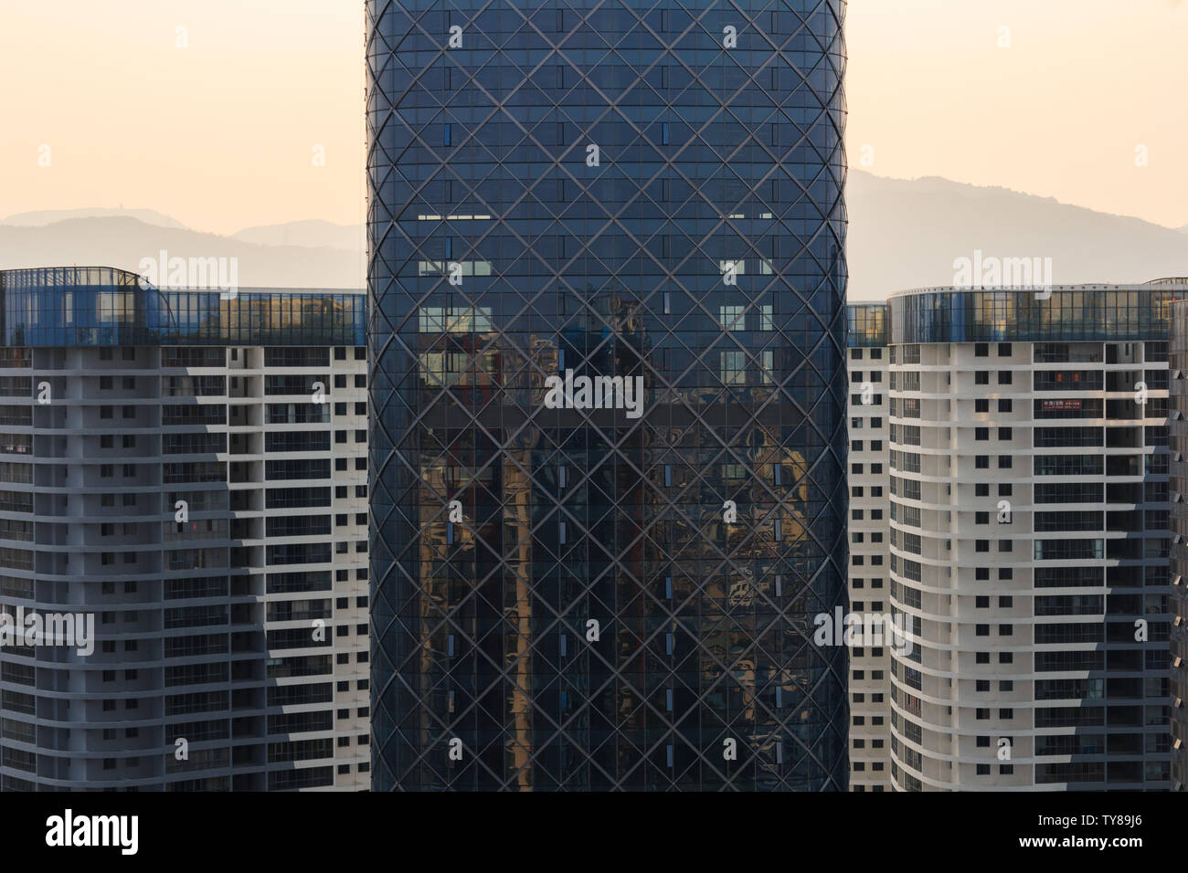 Tall modern building hi-res stock photography and images - Alamy