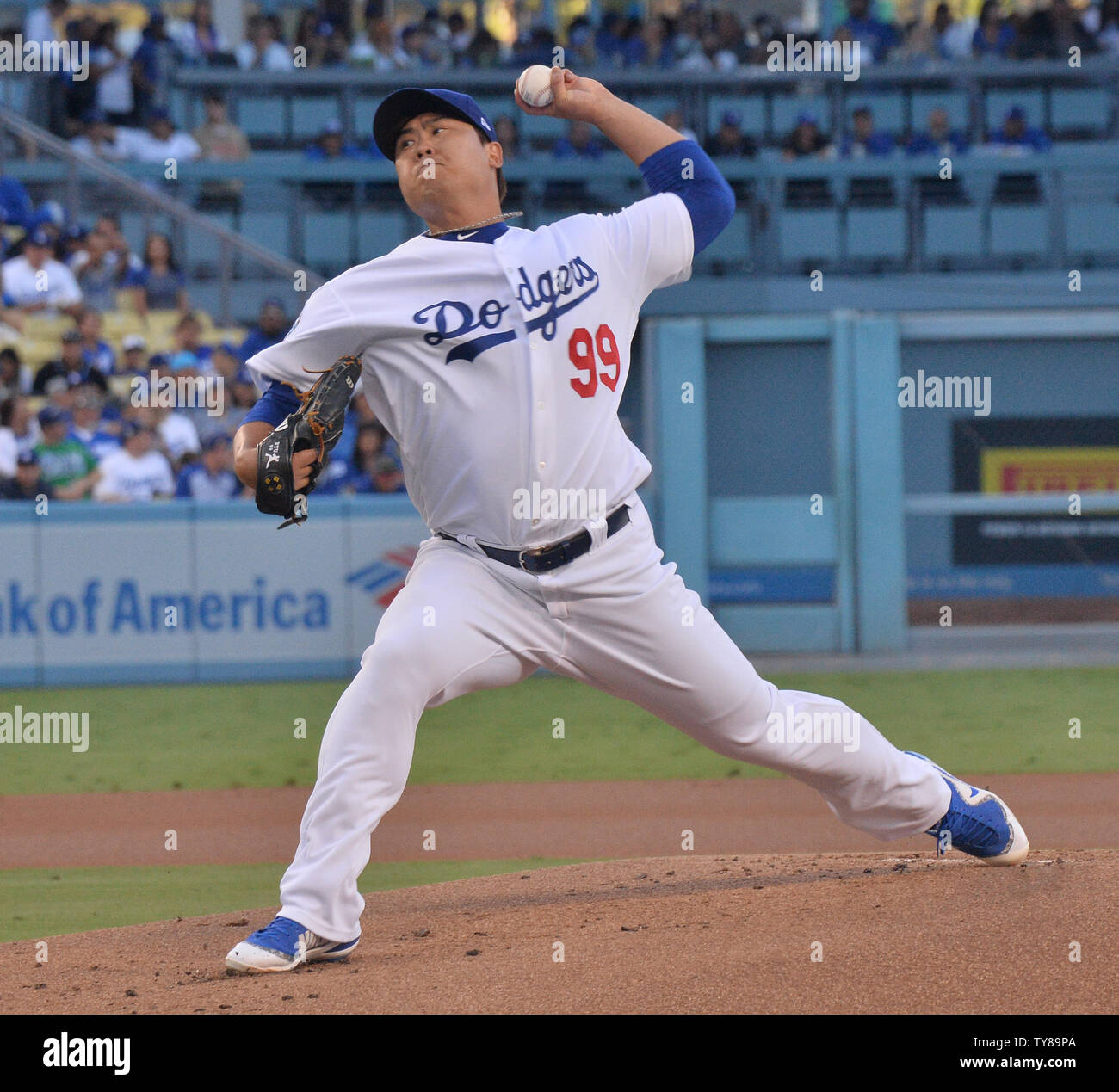 Los Angeles Dodgers starting pitcher Hyun-Jin Ryu (99) throws to the ...