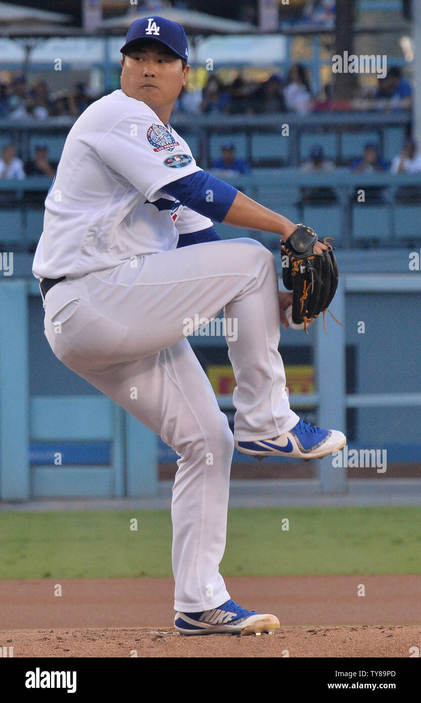 Los Angeles Dodgers starting pitcher Hyun-Jin Ryu (99) throws to the ...