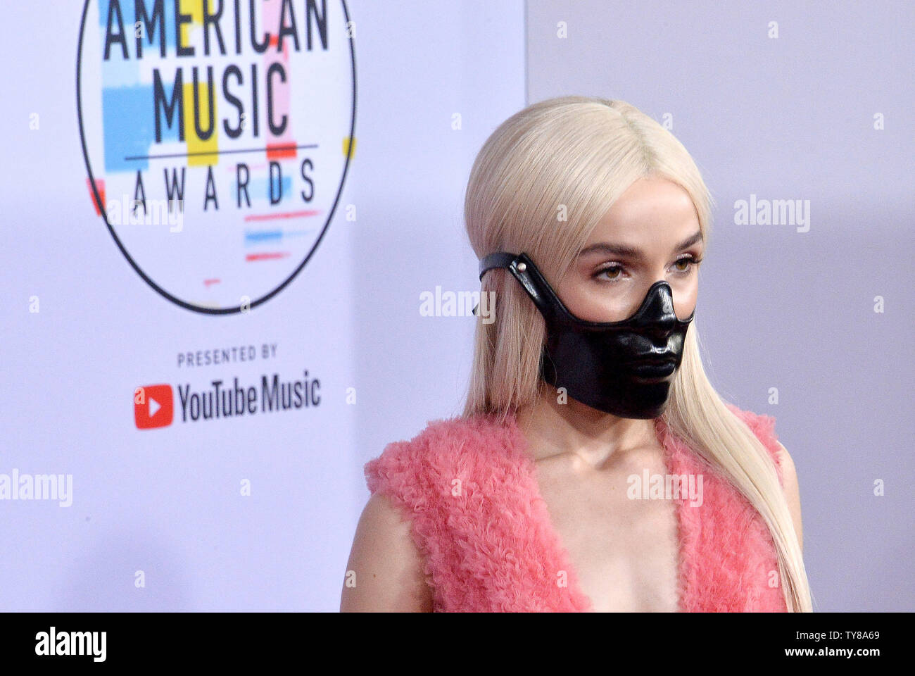 Singer Poppy arrives for the 46th annual American Music Awards at the ...
