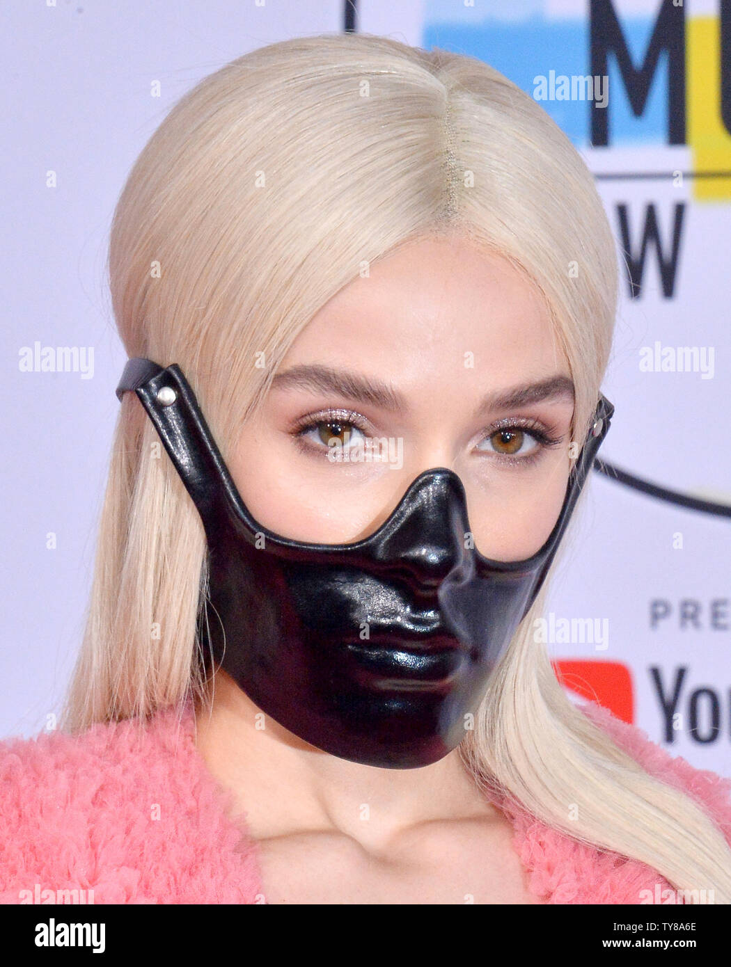 Singer Poppy arrives for the 46th annual American Music Awards at the ...
