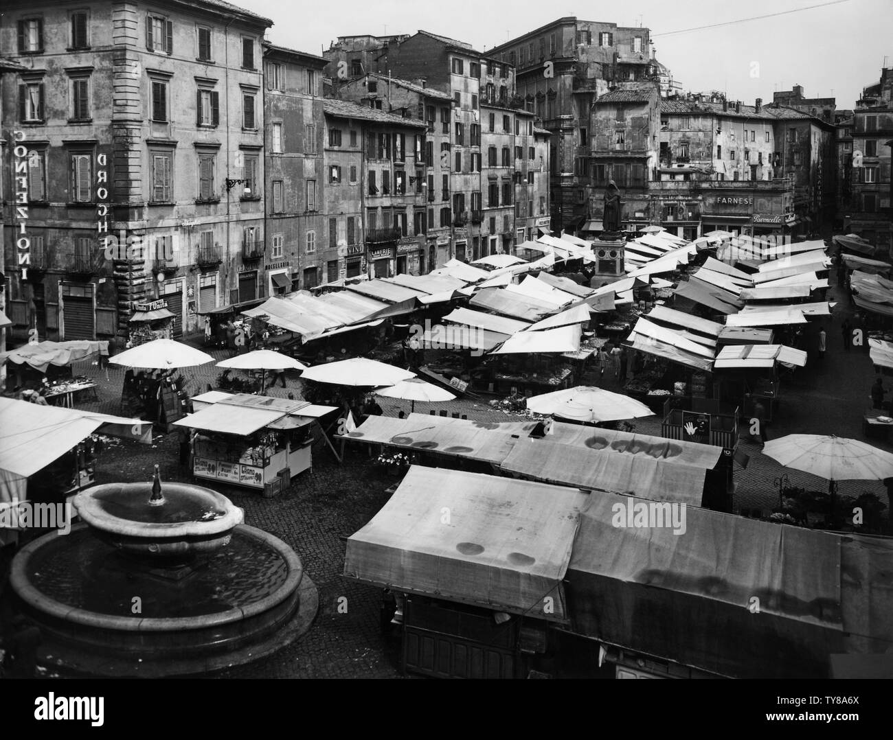 Monument de rome Black and White Stock Photos & Images - Alamy