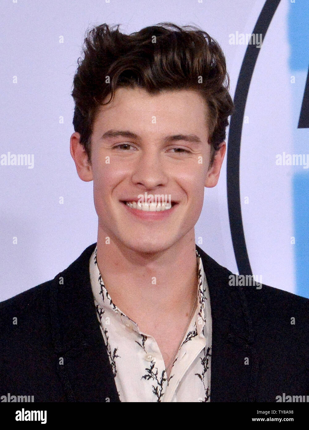 Singer Shawn Mendes arrives for the 46th annual American Music Awards ...