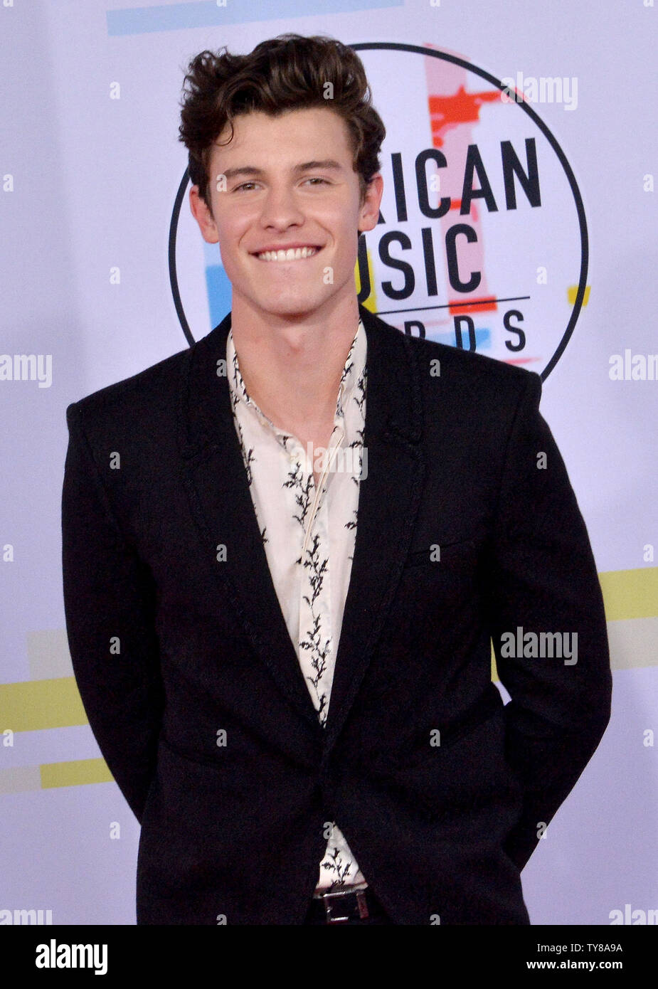 Singer Shawn Mendes arrives for the 46th annual American Music Awards ...