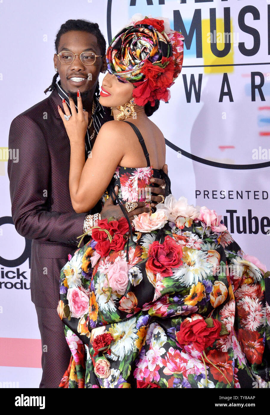 Singers Offset (L) and Cardi B arrive for the 46th annual American ...