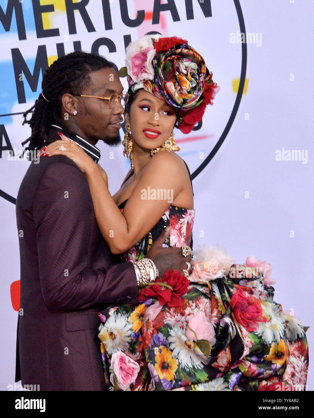 Singers Offset (L) and Cardi B arrive for the 46th annual American ...