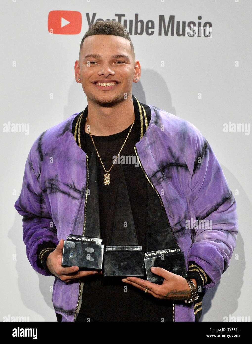Singer Kane Brown appears backstage with his award for Favorite Male ...