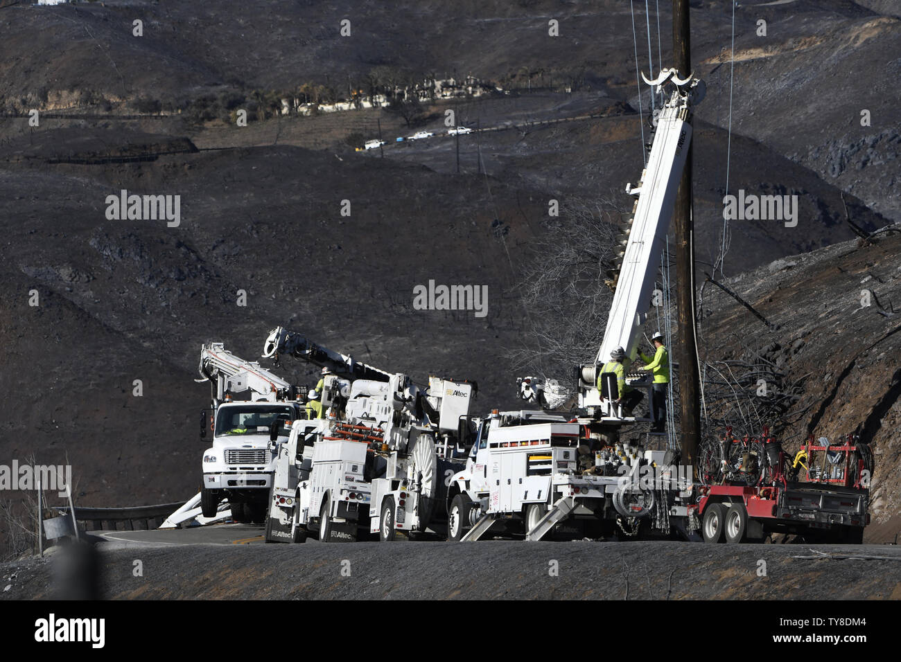 Crews works to restore power lines on Latigo Canyon in Malibu ...