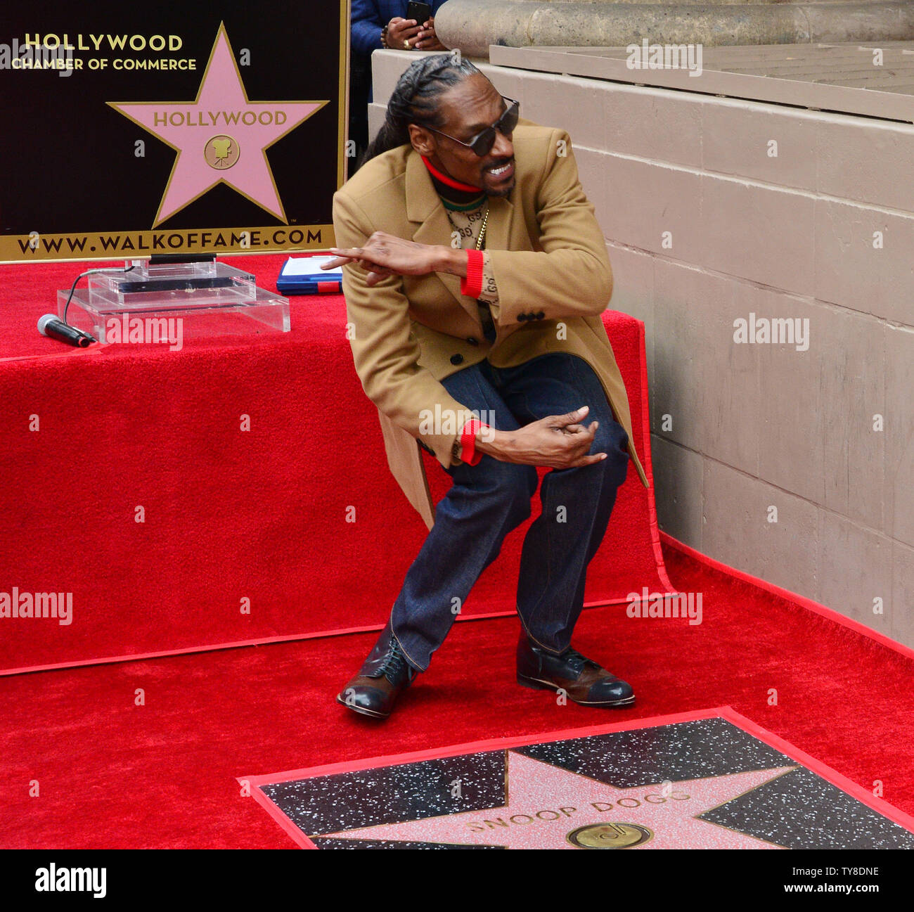 Rap singer, actor, musician and performer Snoop Dogg (3r-L) strikes a ...