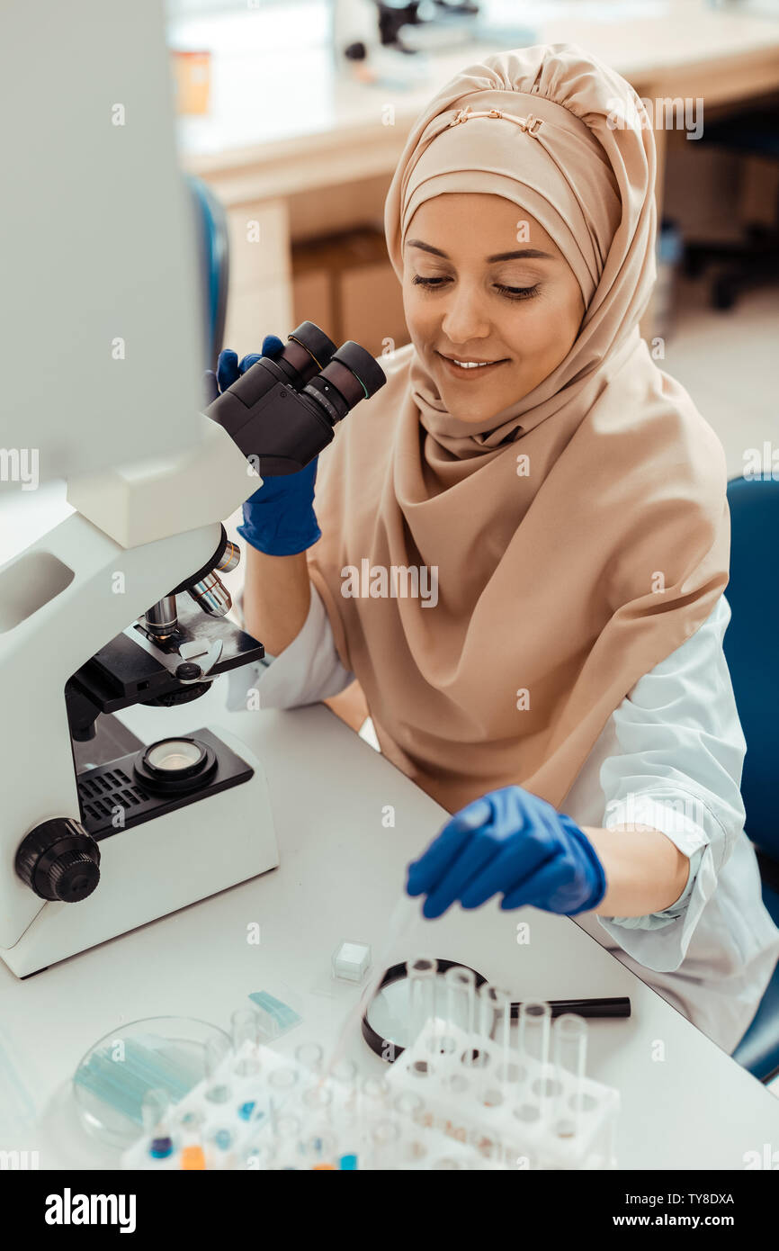Scientist woman muslim hi-res stock photography and images - Alamy