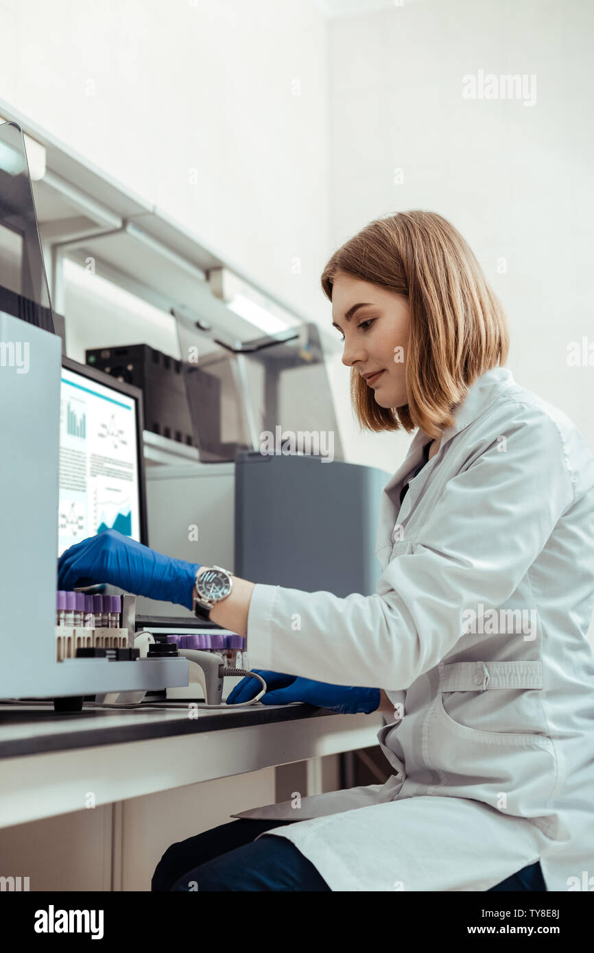 Thinking scientist woman computer hi-res stock photography and images ...