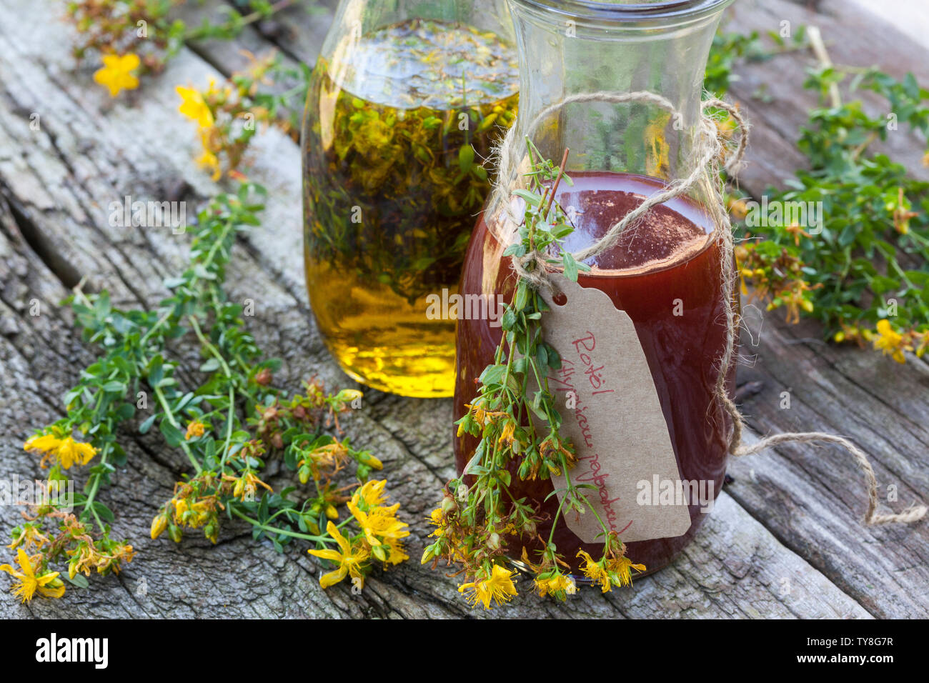Johanniskrautöl, Johanniskraut-Öl, Rotöl, Johannisöl, Hyperici oleum, Oleum Hyperici, wird aus ...