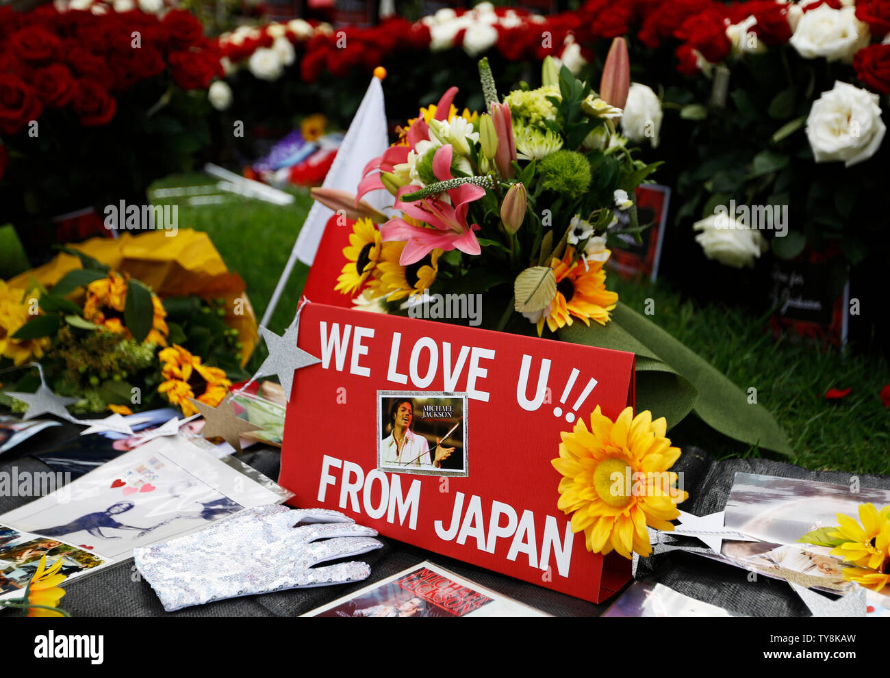 Los Angeles, USA. 25th June, 2019. Flowers and pictures are seen ...