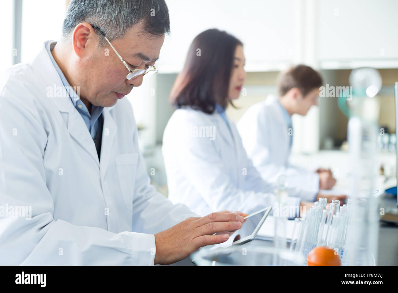 people doing chemical experiment in modern lab Stock Photo - Alamy
