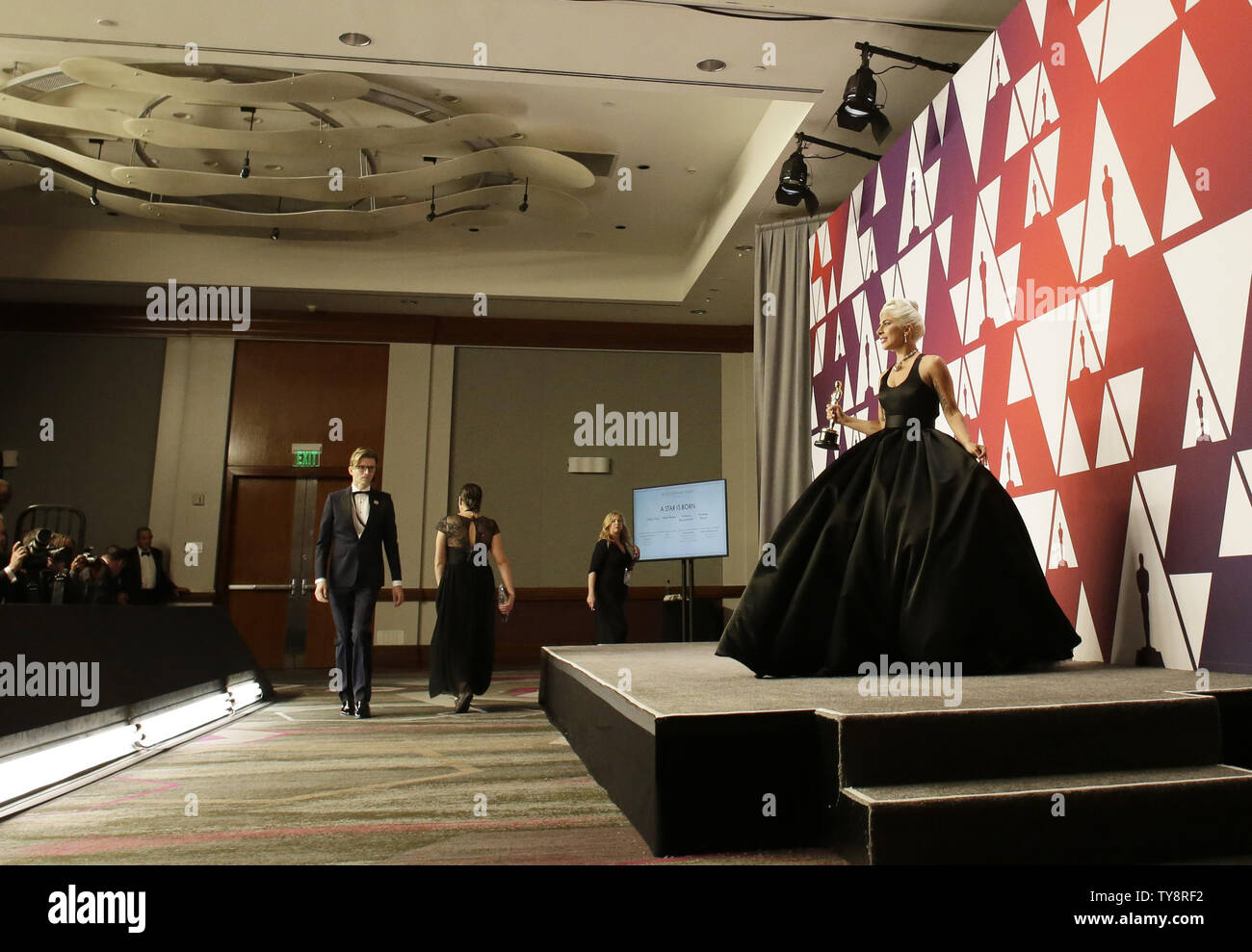 Lady Gaga winner of best original song with ÒShallowÓ stands backstage ...