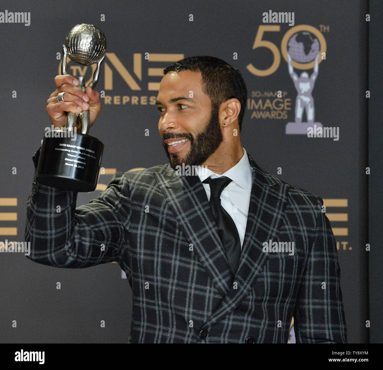 Omari Hardwick appears backstage with his award for Outstanding Actor ...