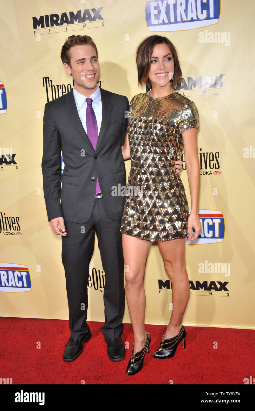 Dustin milligan and jessica stroup hi-res stock photography and images ...