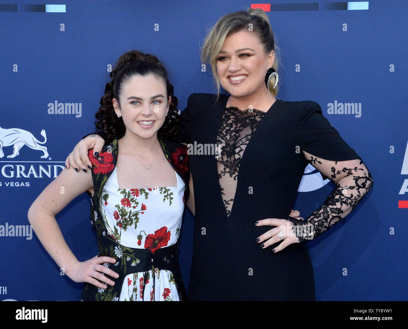 (L-R) Chevel Shepherd and Kelly Clarkson attend the 54th annual Academy ...
