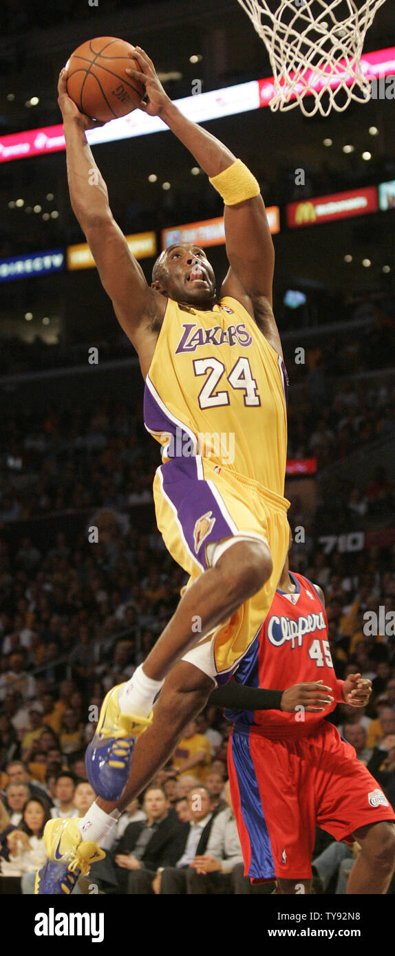Kobe bryant dunk hi-res stock photography and images - Alamy