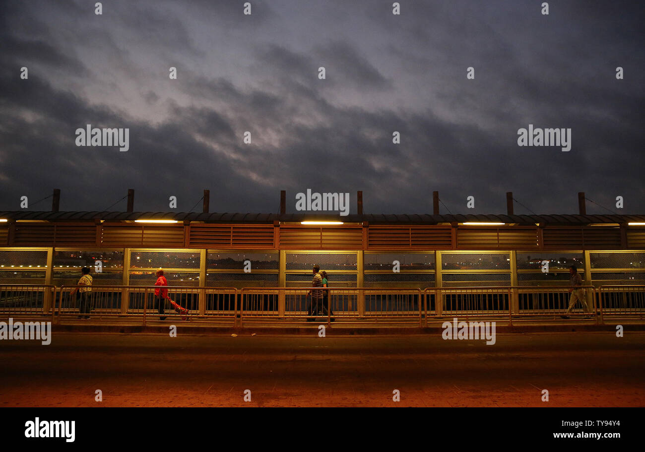 Laredo bridge hi-res stock photography and images - Alamy