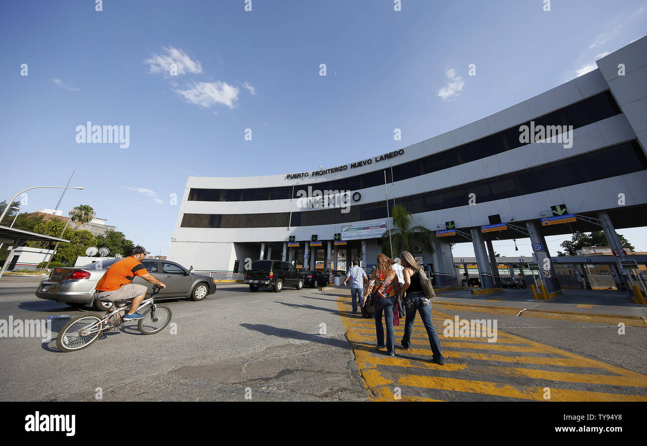 People cross into the United States at the border crossing near Nuevo ...