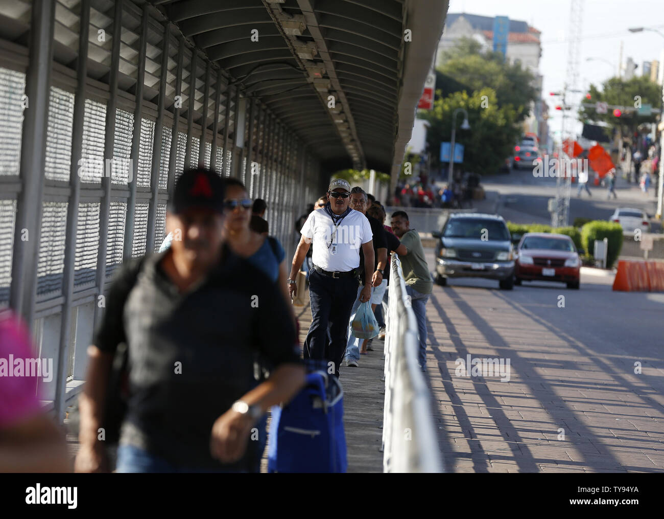 Gateway to the americas international bridge hi-res stock photography ...