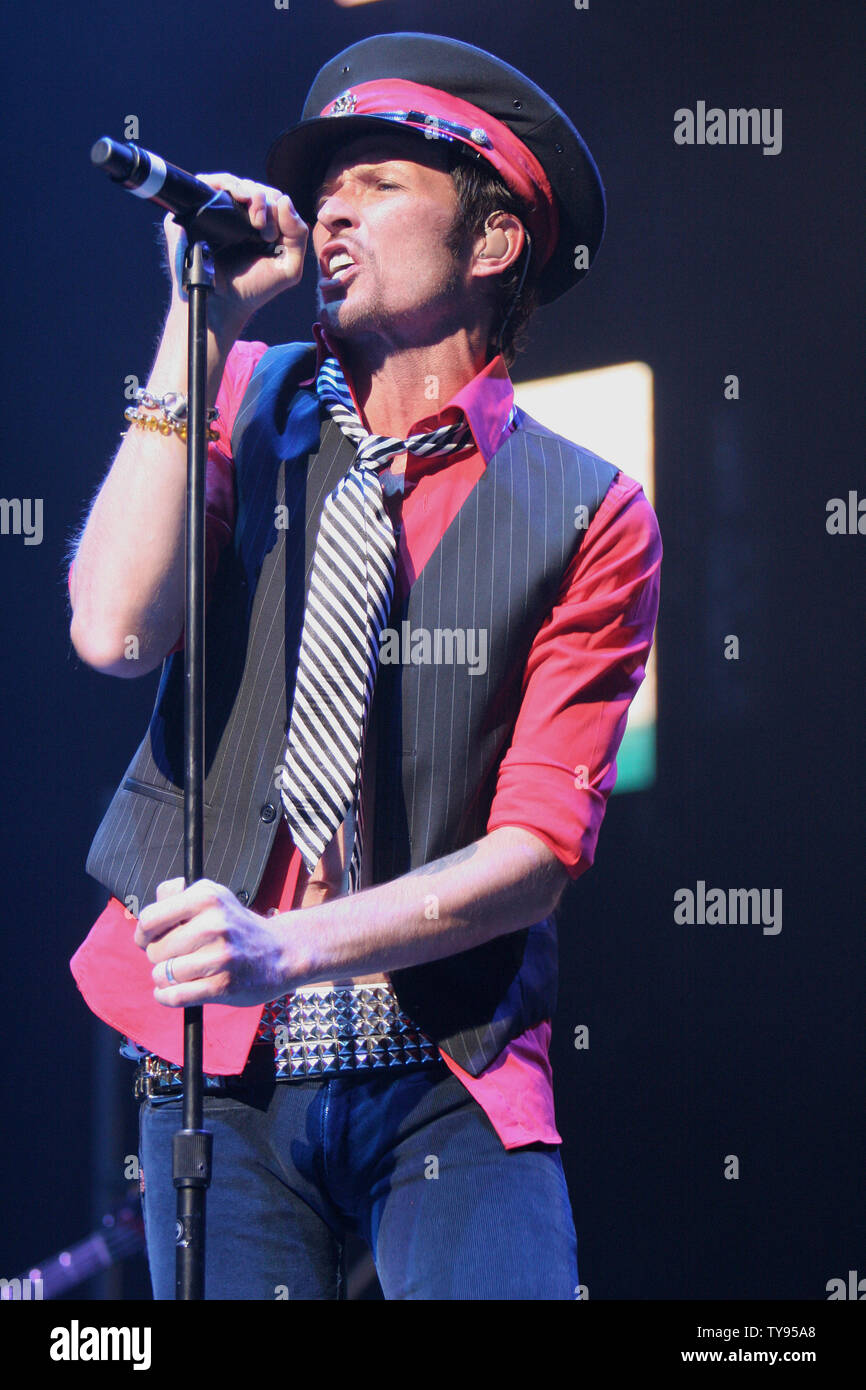 Lead singer Scott Weiland performs with Velvet Revolver in support of ...