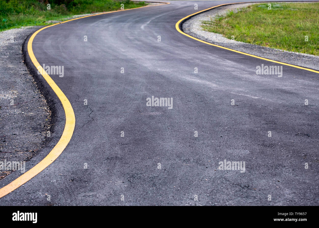 Broken Yellow Line Stock Photos & Broken Yellow Line Stock Images - Alamy
