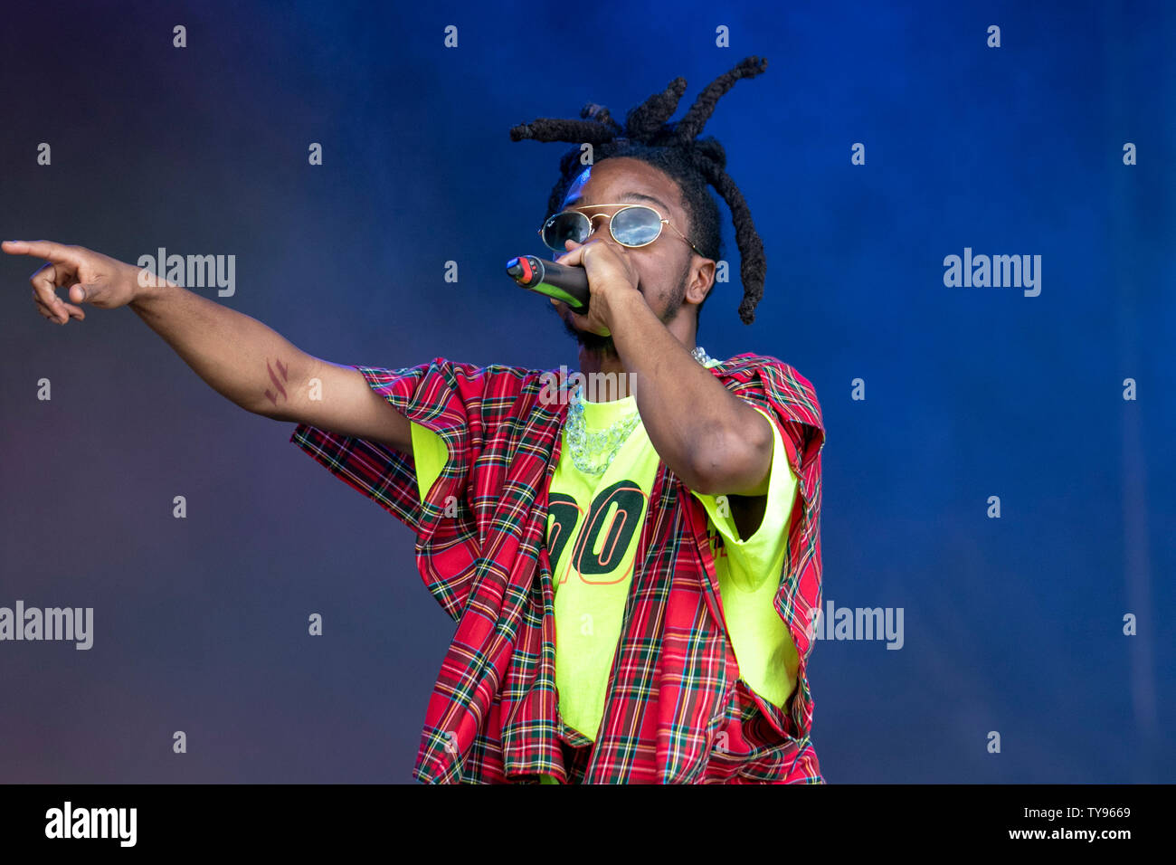 African american male singer stage hi-res stock photography and images ...