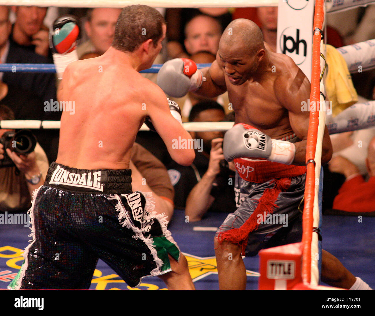 Joe calzaghe bernard hopkins joe hi-res stock photography and images ...
