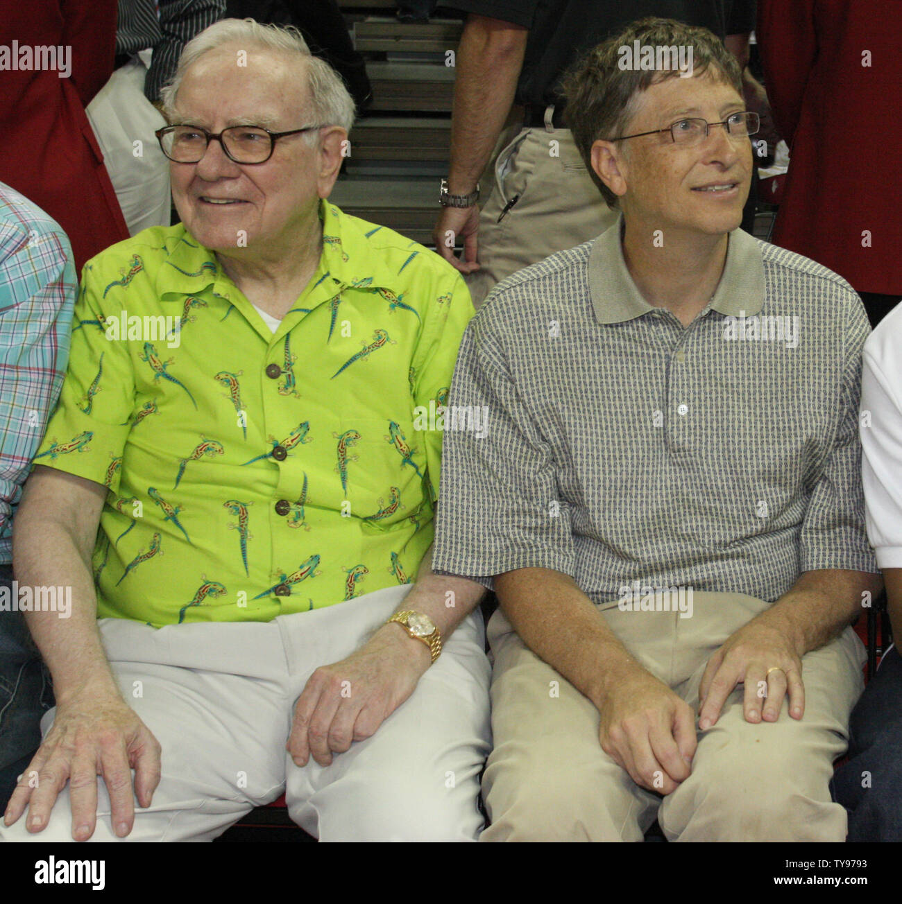Philanthropist's Warren Buffett (L) and Bill Gates enjoy team USA's 120 ...