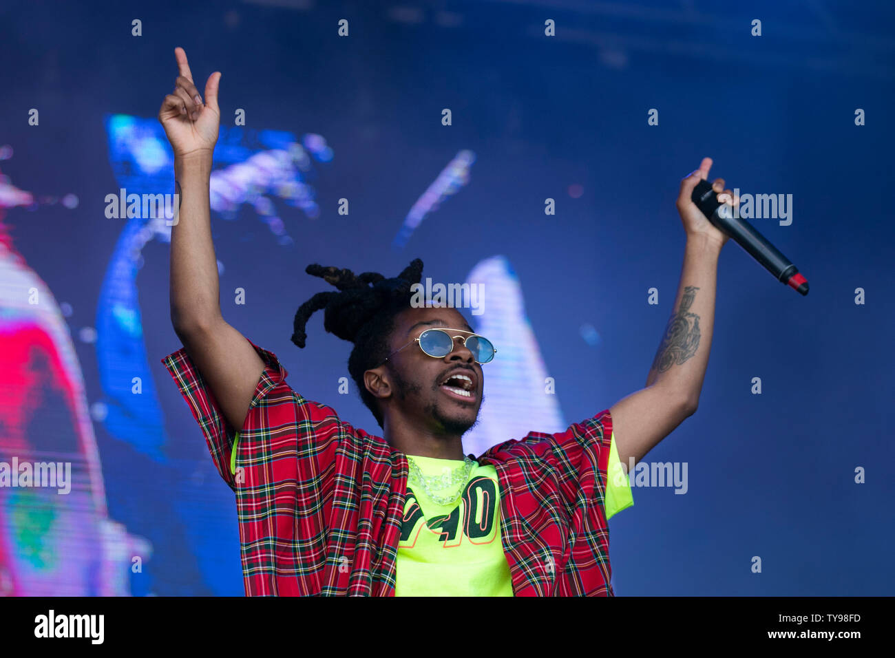 African american male singer stage hi-res stock photography and images ...