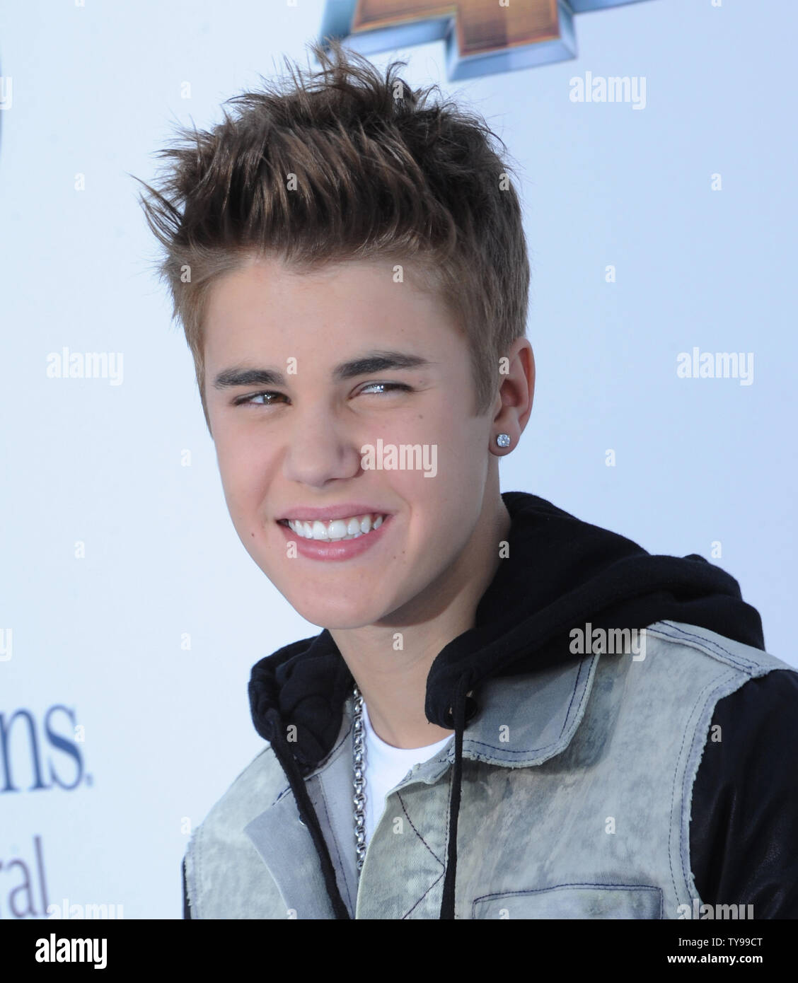 Singer Justin Bieber arrives at the 2012 Billboard Music Awards held at ...