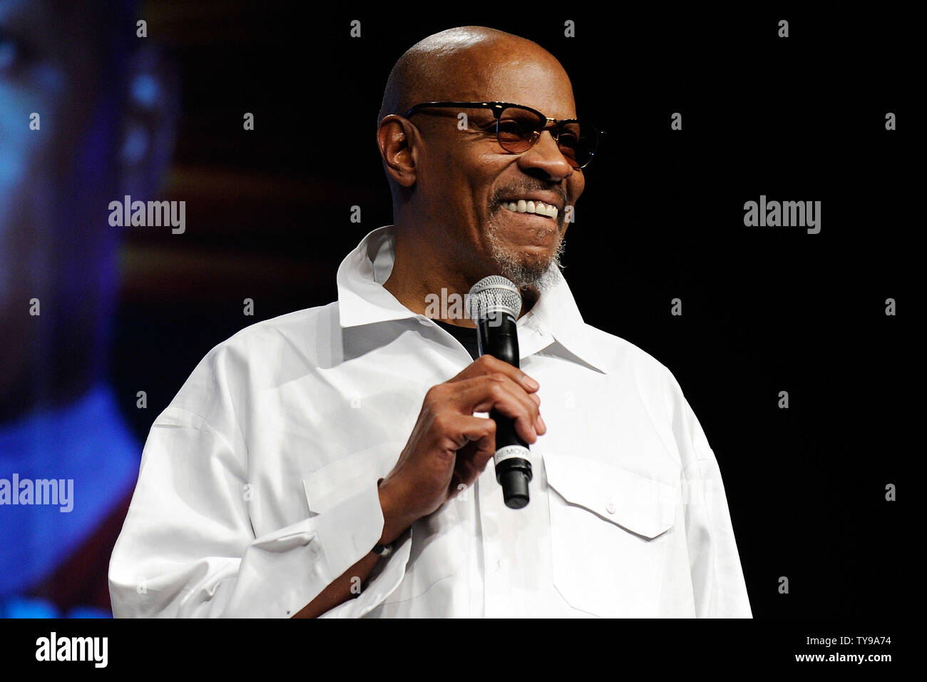 Avery brooks hi-res stock photography and images - Alamy