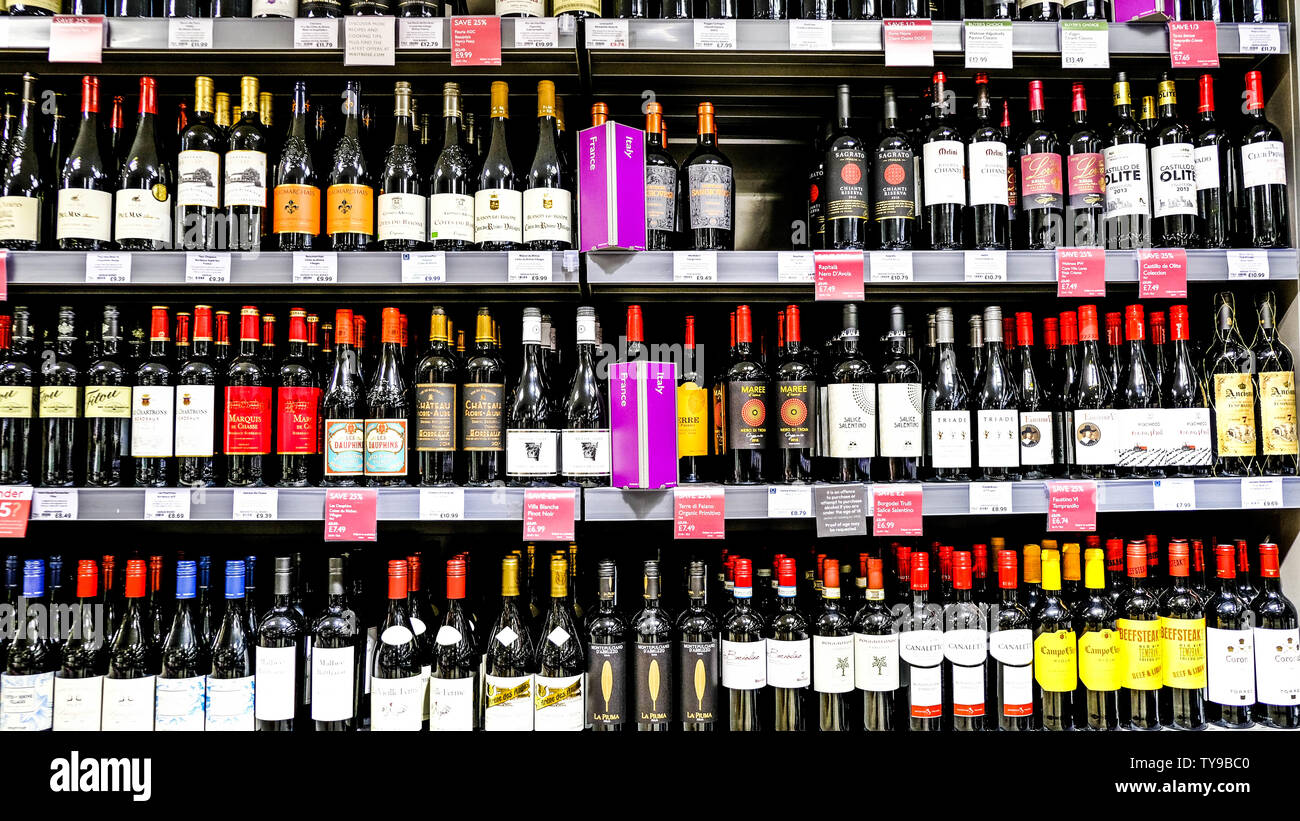 Supermarket wine display hi-res stock photography and images - Alamy