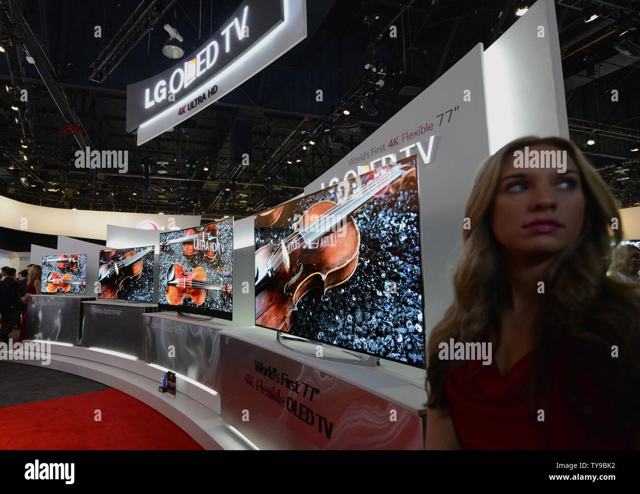 Tv oled 77 hi-res stock photography and images - Alamy