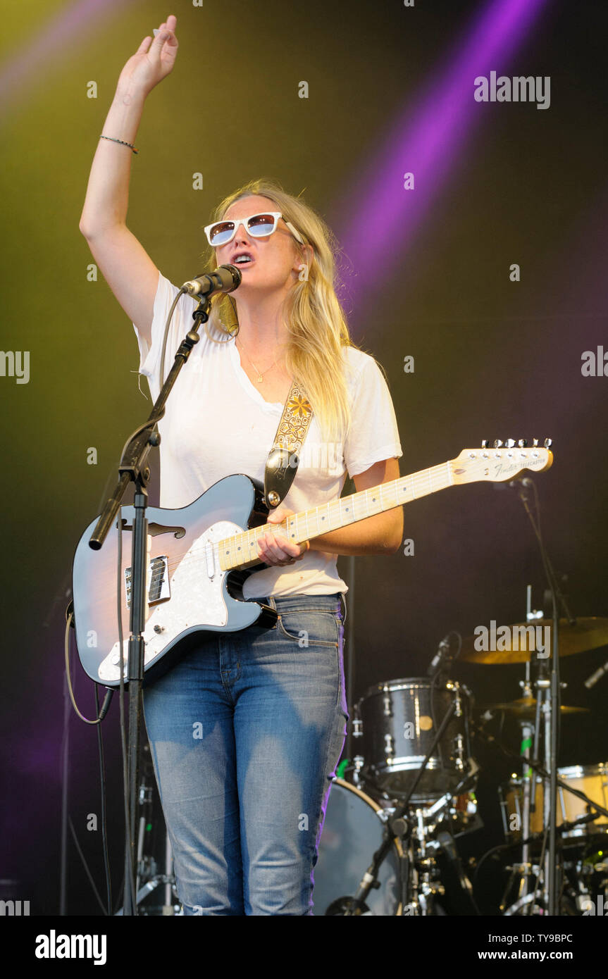 Lissie singer hi-res stock photography and images - Alamy