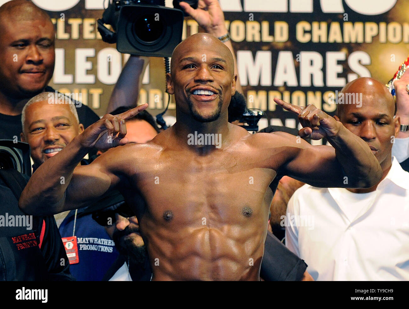 Boxer Floyd Mayweather weighs in at 146 pounds for his fight against ...