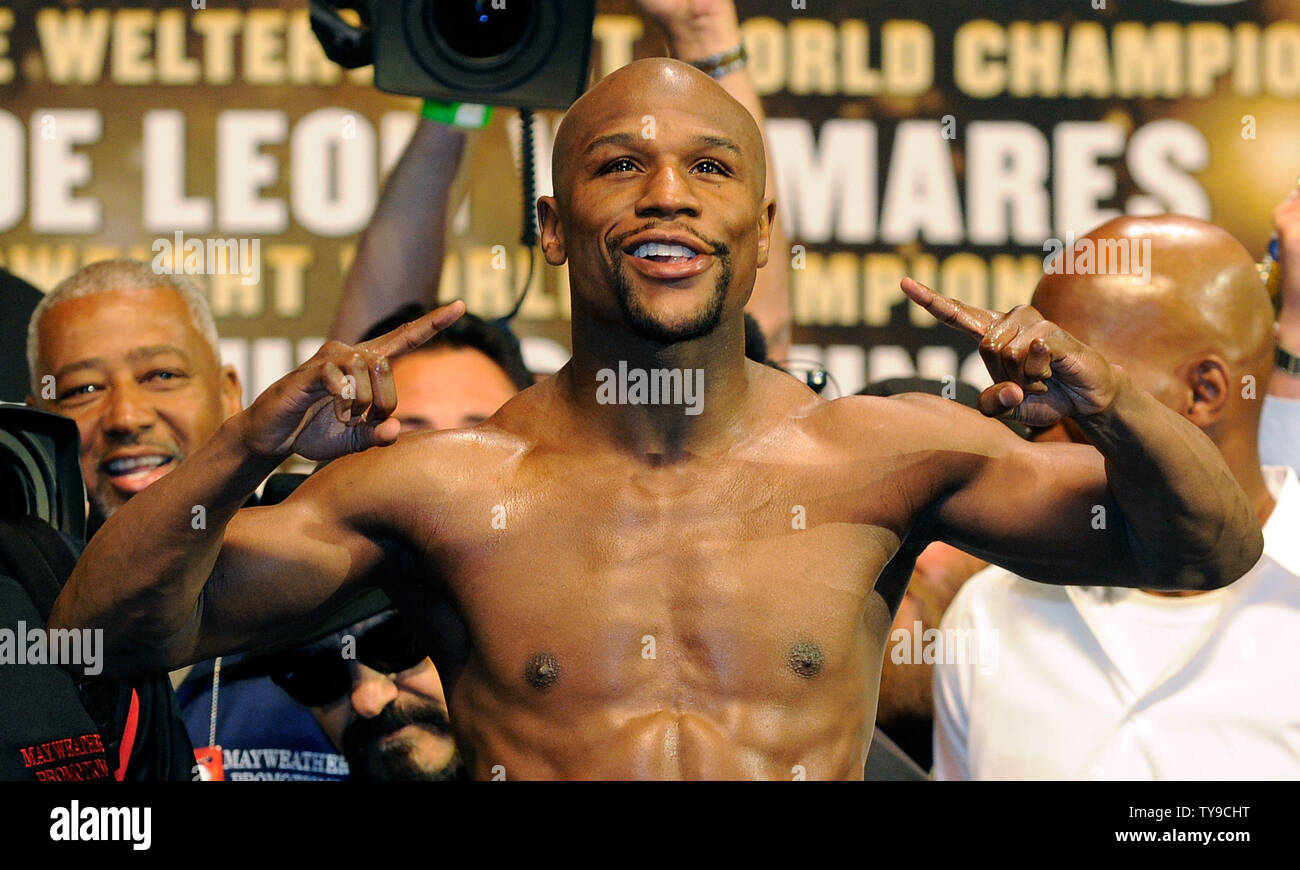 Boxer Floyd Mayweather weighs in at 146 pounds for his fight against ...