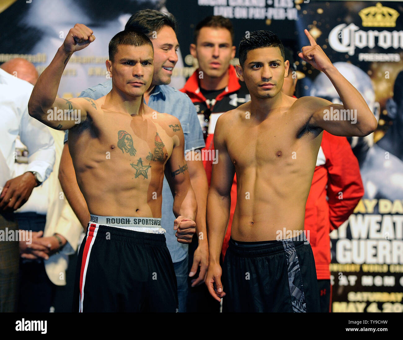 Boxers Daniel Ponce De Leon (L) poses with Abner Mares at the two ...