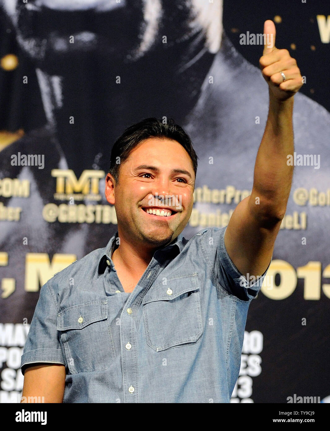 Retired boxer Oscar De La Hoya waves to the crowd before the weigh-in ...
