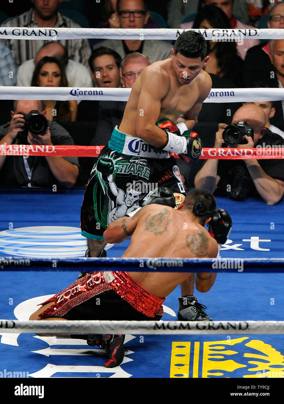 Abner Mares punches Daniel Ponce de Leon during their WBC Featherweight ...