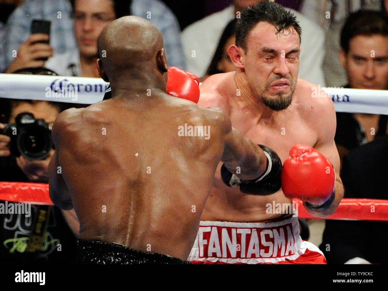 Floyd Mayweather (L) and Robert Guerrero fight during their WBC ...