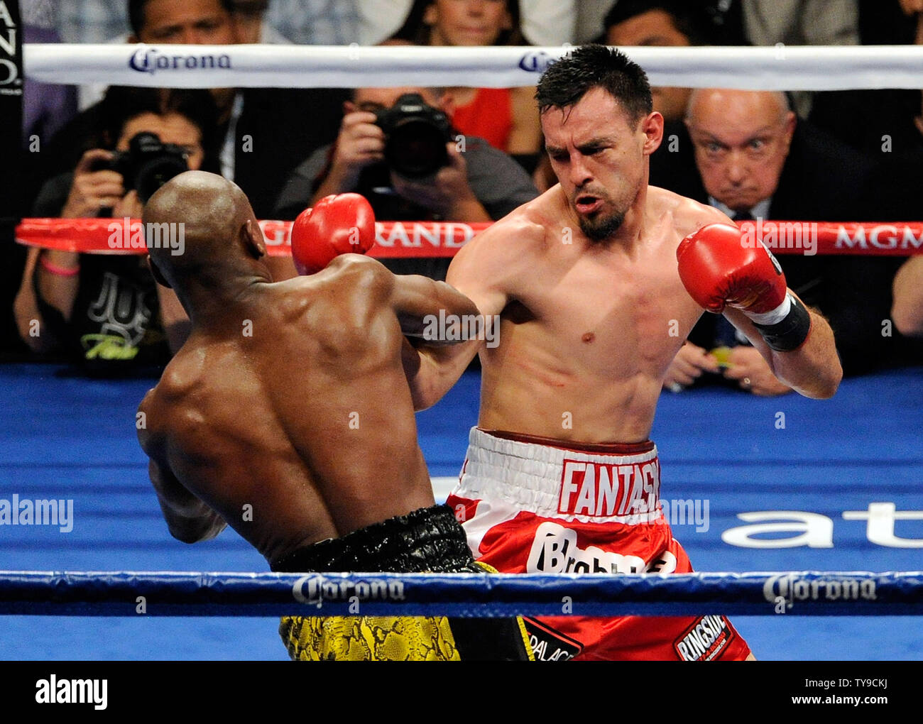 Floyd Mayweather (L) and Robert Guerrero fight during their WBC ...