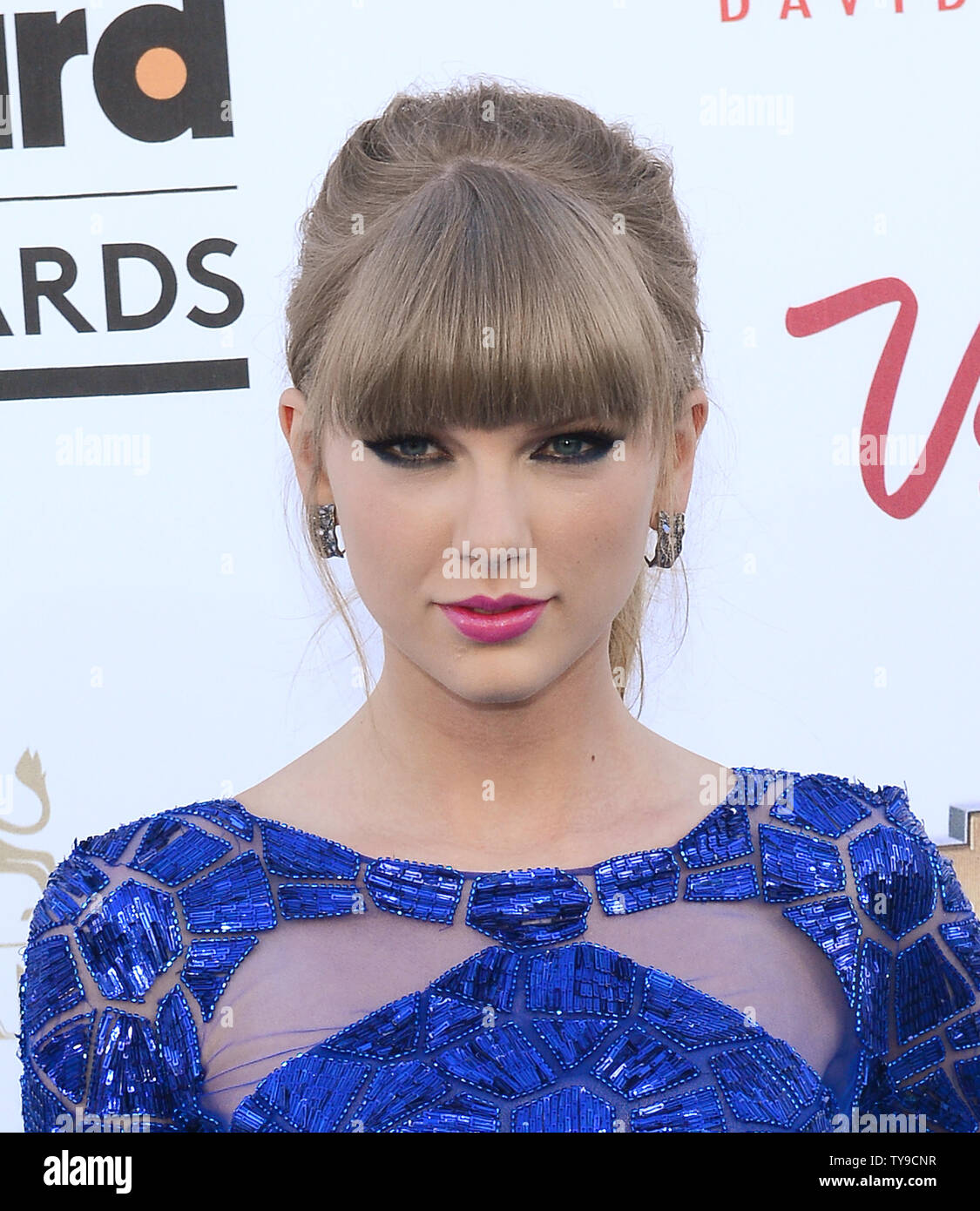 Singer Taylor Swift arrives at the 2013 Billboard Music Awards held at ...