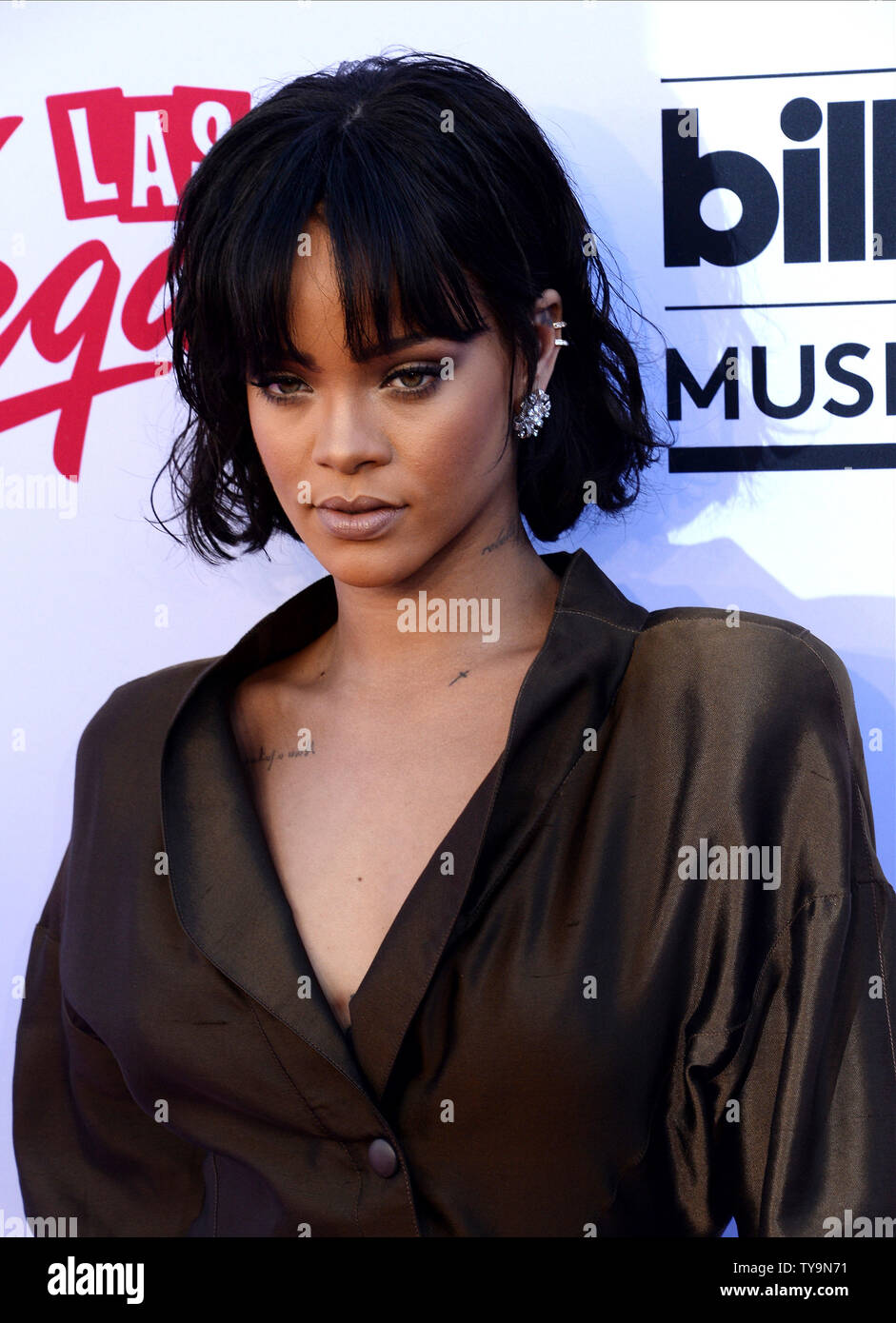 Rihanna 2016 may hi-res stock photography and images - Alamy